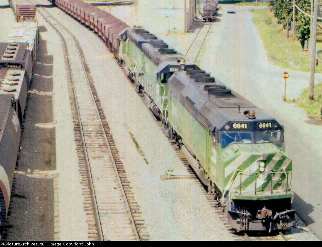 1015-30a Eastbound BN ore train at Northtown Yard